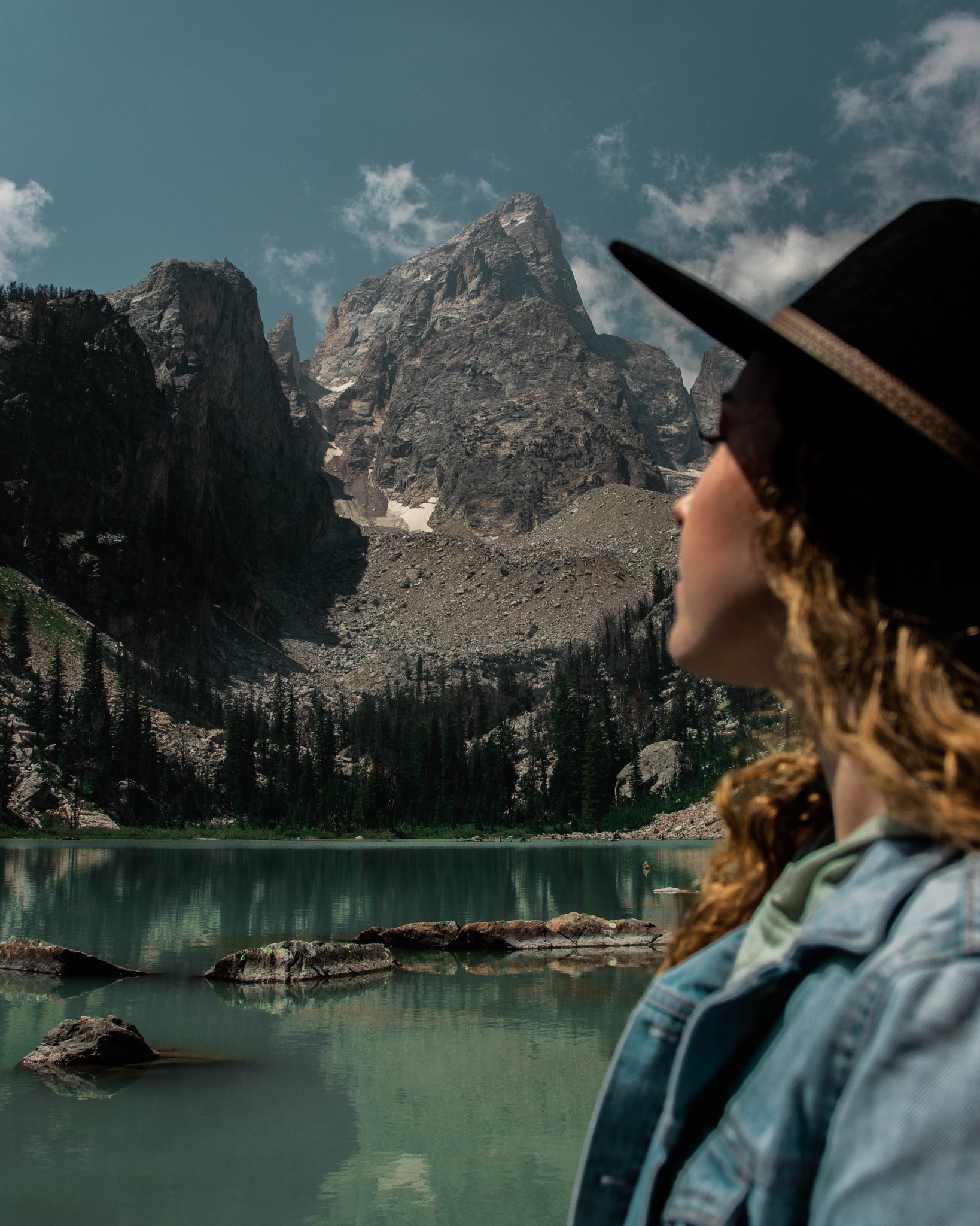25 Easy Poses For Travel Photos (With Examples) - Indigo Sahara