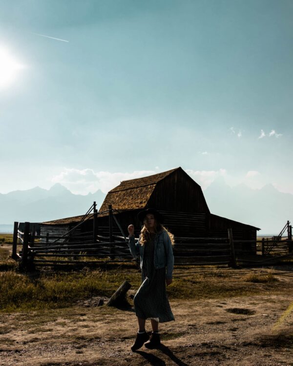 25 Easy Poses For Travel Photos (With Examples) - Indigo Sahara