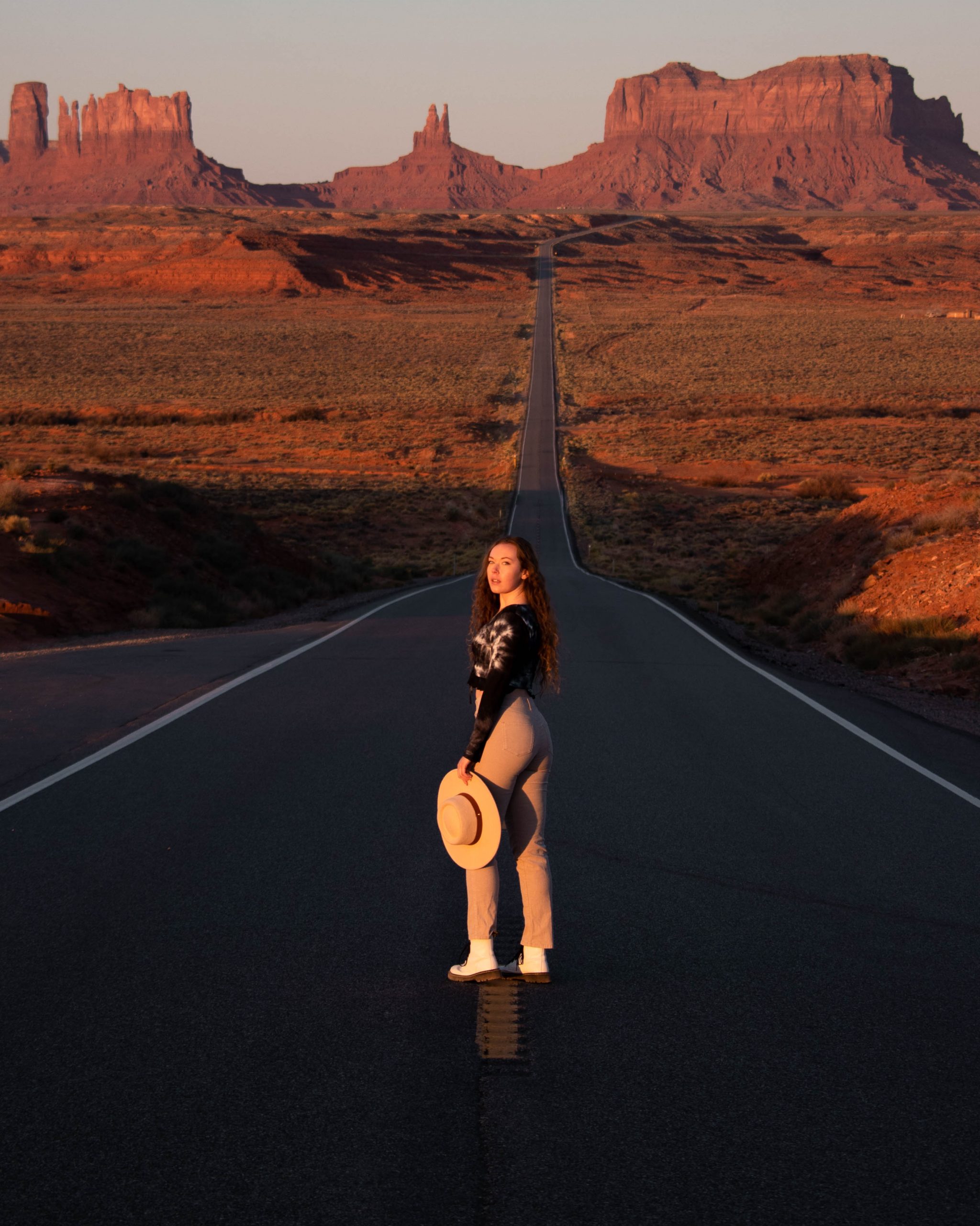 25 Easy Poses For Travel Photos (With Examples) - Indigo Sahara