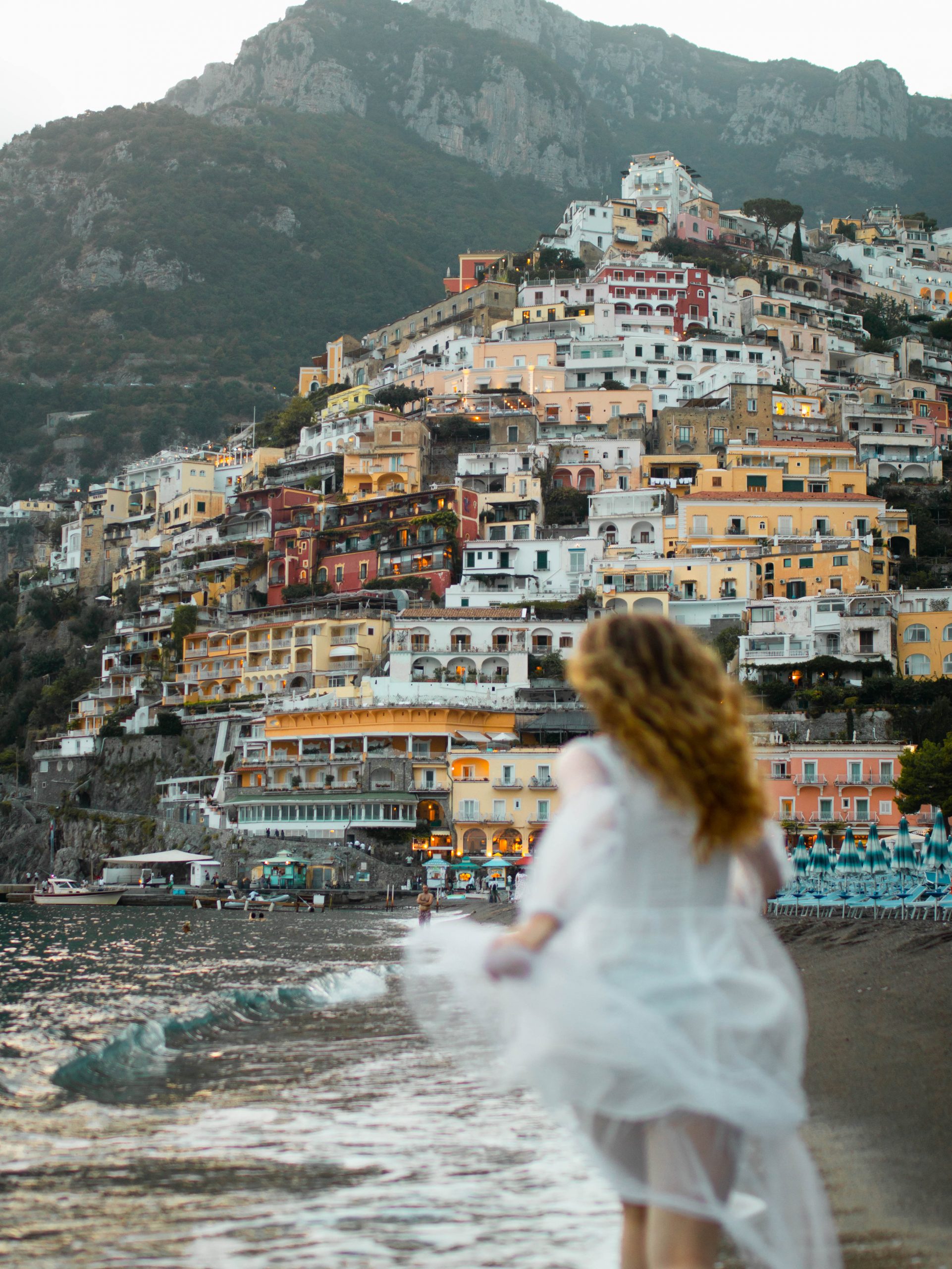 25 Easy Poses For Travel Photos (With Examples) - Indigo Sahara