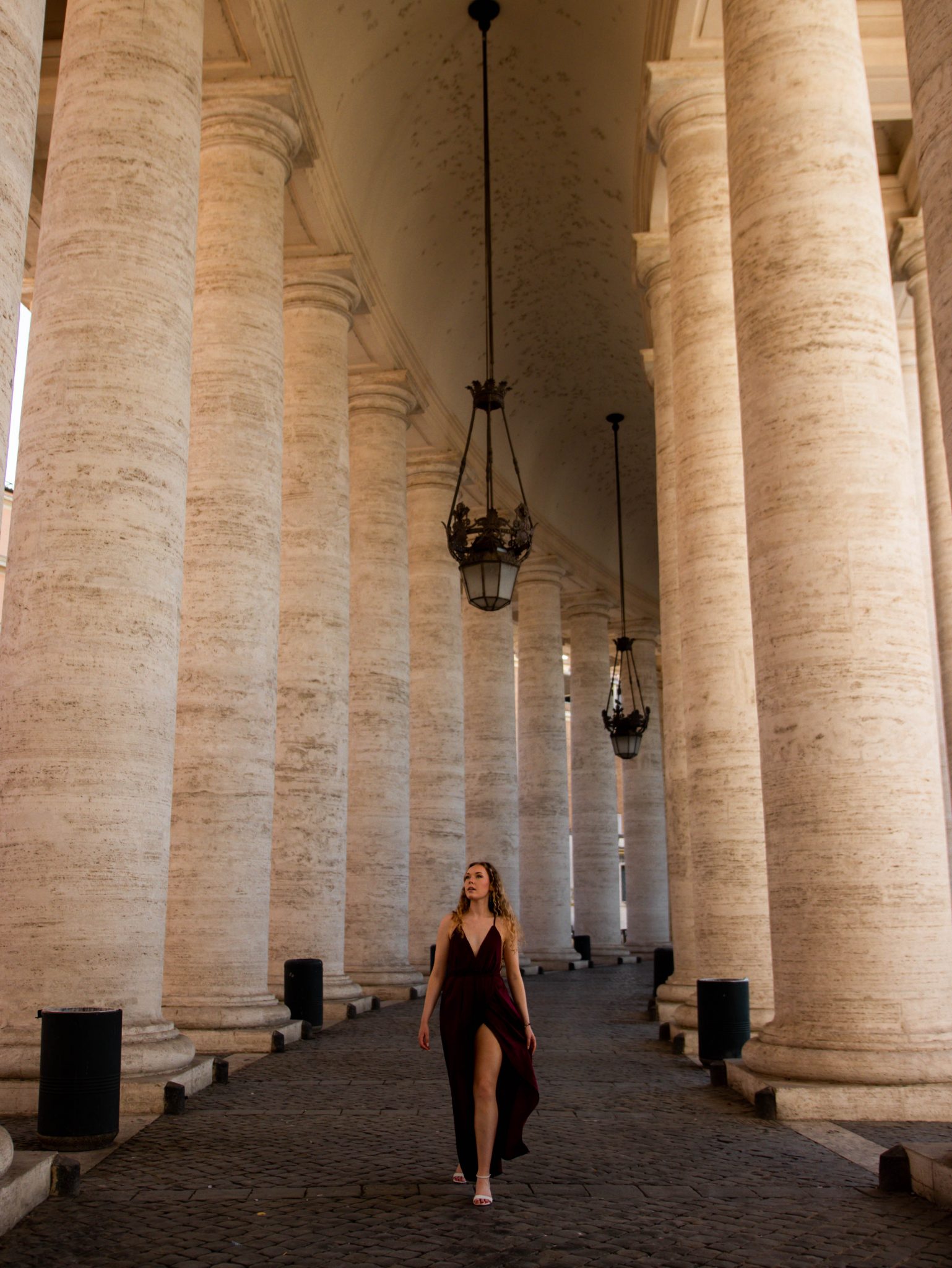 25 Easy Poses For Travel Photos (With Examples) - Indigo Sahara