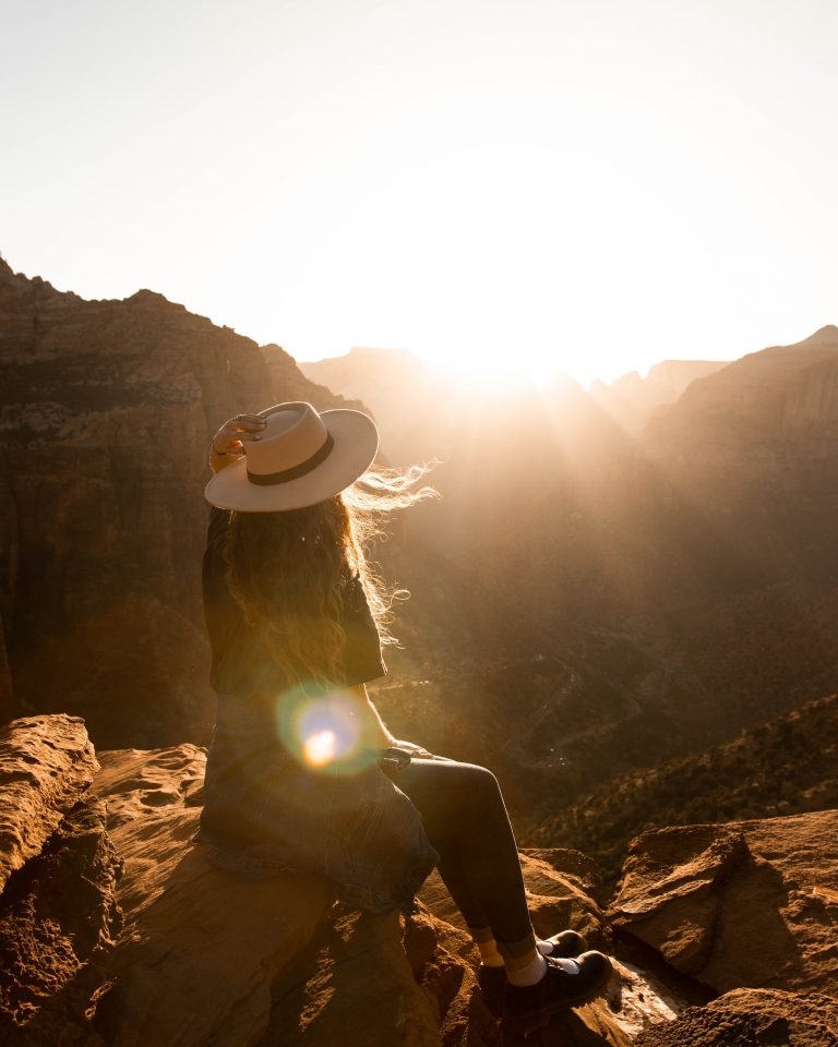 25 Easy Poses For Travel Photos (With Examples) - Indigo Sahara